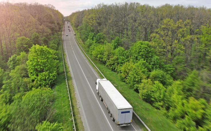 EU environment committee backs mixed deal on heavy vehicle CO₂ ...